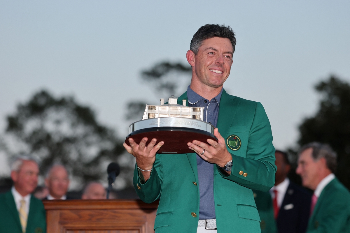 ‘꿈이 이뤄졌다’ … 그린 재킷 입은 사진 올린 매킬로이[SNS ZONE]