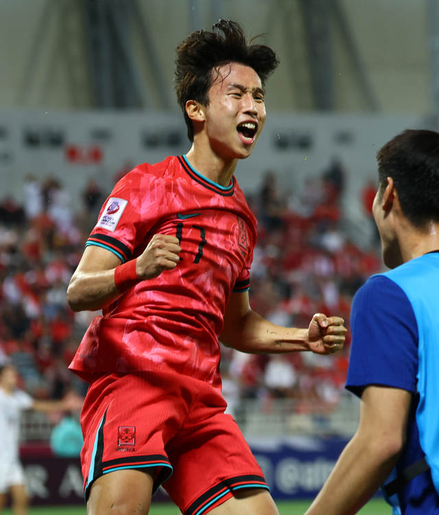 엄지성-양민혁 선발 맞대결… 스완지시티, QPR에 2-1 승리