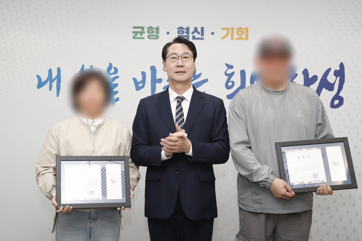 화성시, 보이스피싱 검거 도운 택시기사 부부 표창 | 문화일보