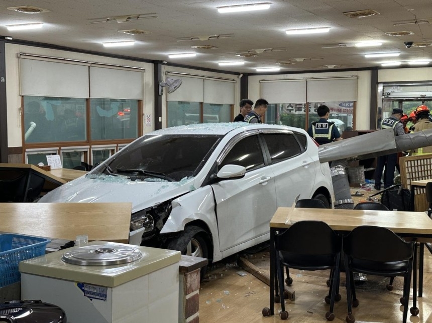 대구 달서구서 승용차가 식당 안으로 돌진…손님 등 2명 다쳐