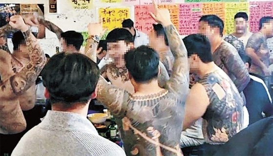 ‘90도 인사’ 등 식당서 소란 ‘MZ조폭’…업무방해혐의 1심서 징역형 집유