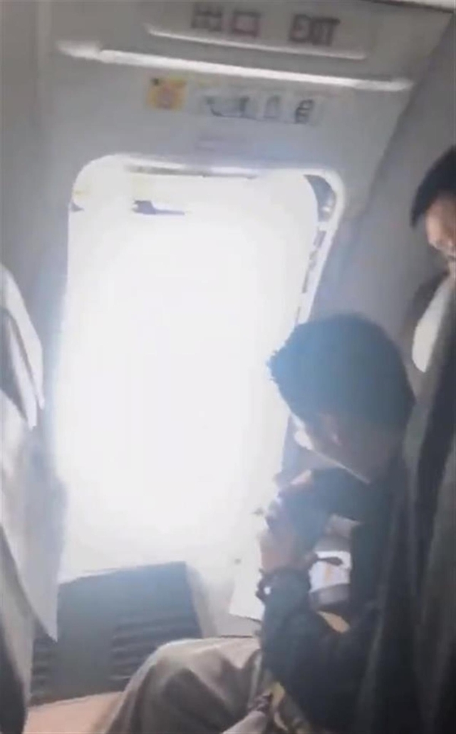 中, “바람 쐬려고” 여객기 비상문 무단 개방한 남성…SNS 게시물은 곧 검열된 듯