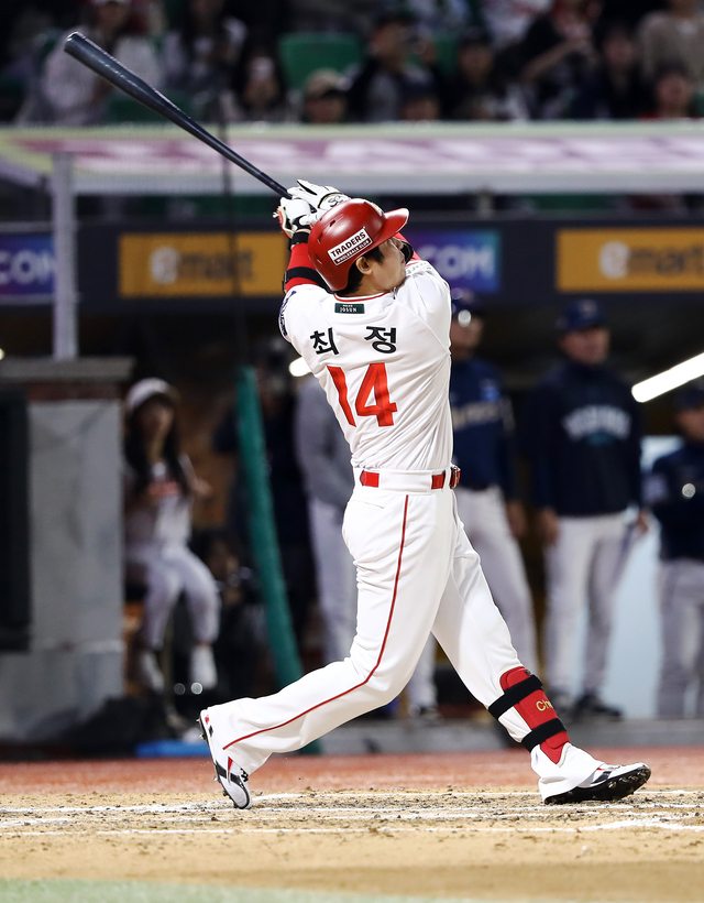 터졌다! 최정 KBO리그 최초 500홈런…SSG도 짜릿한 역전 승리 ‘3연승’