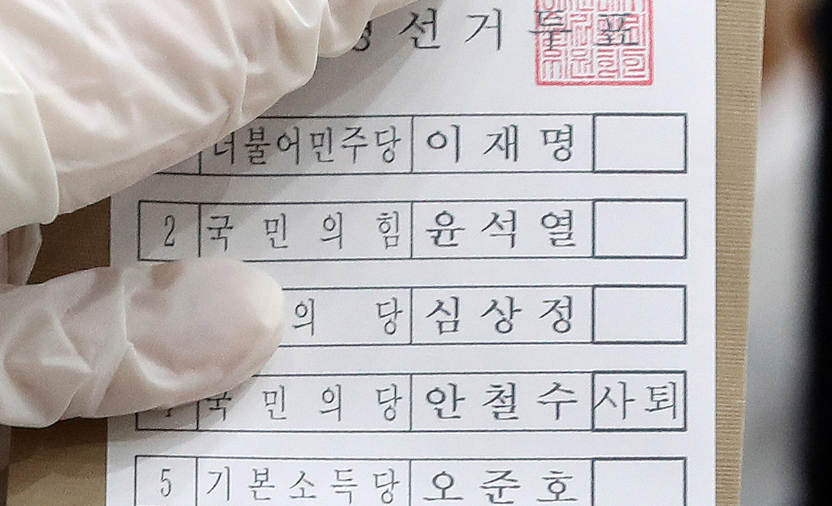 사전투표지, 법은 ‘직접날인’ 규칙은 ‘인쇄’…선관위 “정리해야”