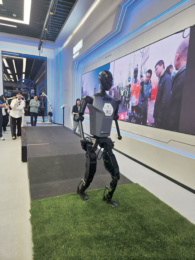 러닝머신 뛰고, 임플란트 시술 집도… 중국發 ‘휴머노이드 로봇 쇼크’[Global Economy]