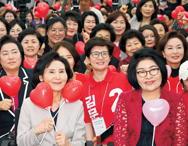김혜경 바닥 민심잡기 vs 설난영 첫 부부동반 유세
