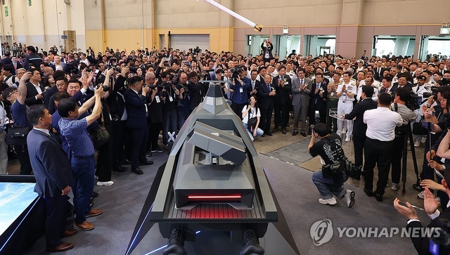 LIG넥스원, MADEX 2025서 세계 최초 미래형 무인수상정 ‘해검-X’ 공개