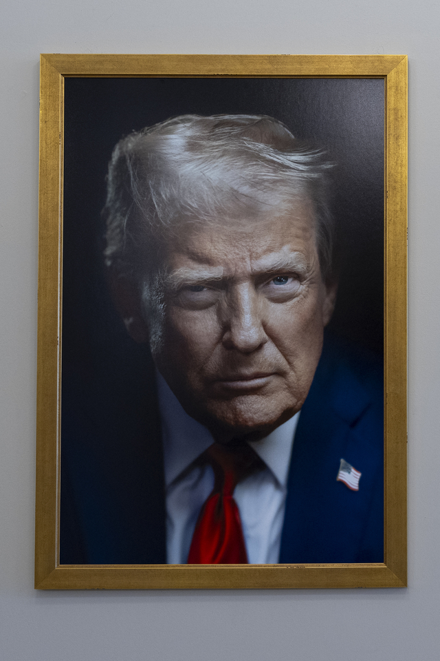 트럼프 공식사진 교체…‘머그샷’ 논란 첫 사진보다 부드러워져