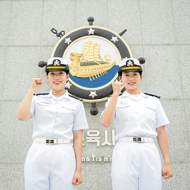 서해용사 부친따라 해군된 딸들, KBO 시구 | 문화일보