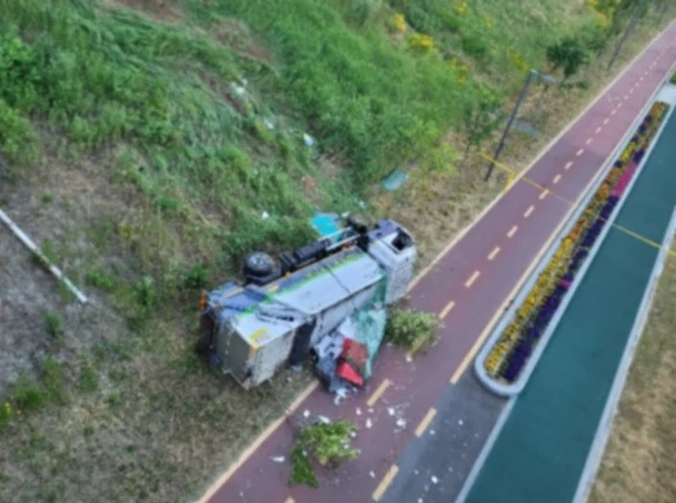 송파구서 SUV가 청소차 들이받아, 난간 뚫고 추락…3명 부상 | 문화일보