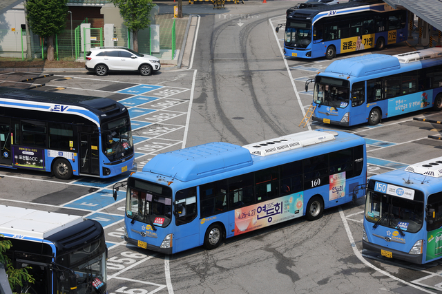 티머니, 서울 시내버스 ‘태그리스 결제’ 10월 시작…지나가면 자동결제 | 문화일보