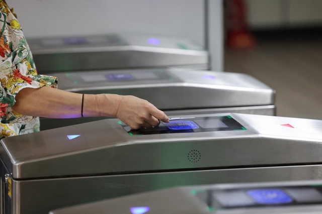 출퇴근때 엄카찍던 40대 아들…지하철 400번 타고 “1800만원 물어내야” | 문화일보