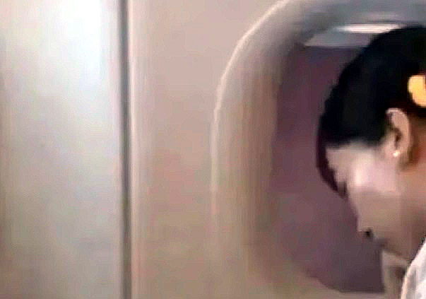 “도자기 인형” 日왕실 가코 공주…이코노미석 잠든 모습 포착 | 문화일보