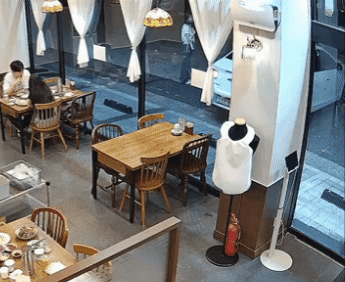 (동영상)“식당에서 밥 먹는데...돌진한 차량”···보험처리로 ‘끝’, 경상 2명 | 문화일보