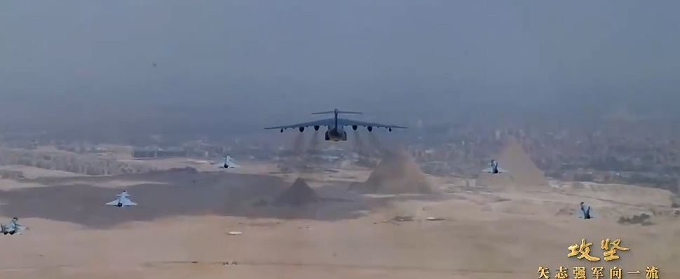 5000년 피라미드 지키는 중국 공군…인민해방군 창립 앞둔 새 영상 공개 | 문화일보