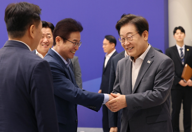 李대통령 “경북지사 암 낫게 해 주겠다”…경북지사 지역현안 건의에 ‘화답’ | 문화일보