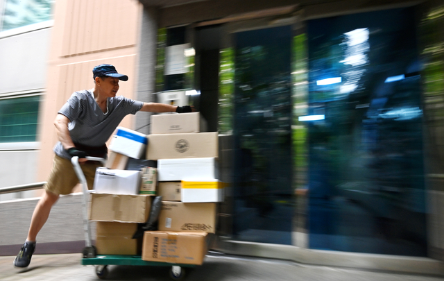 폭염·폭우에도… 배달 여념없는 67세 택배기사[도시풍경] | 문화일보