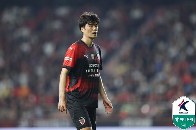 포항 기성용, 갈비뼈 미세골절로 전력 이탈 | 문화일보