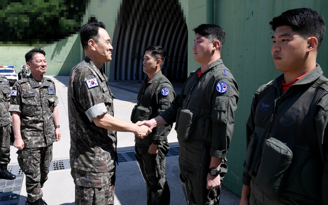 김명수 합참의장 공군 10전비 방문 “연습빌미 敵도발 시 즉각대응” 지시 | 문화일보
