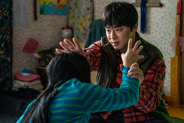 400만 돌파 ‘좀비딸’…2025년 최고 흥행작 등극 | 문화일보