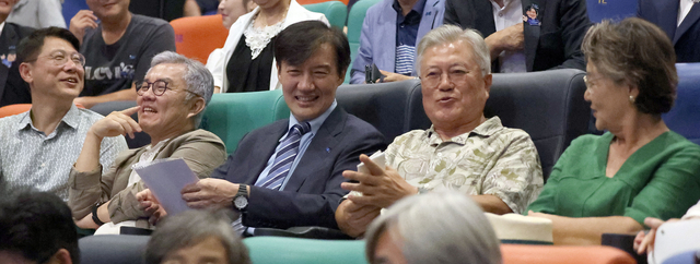 [속보]조국, 문재인 전 대통령 예방 “초심 잃지 말고 길 굳건히 열어달라” | 문화일보