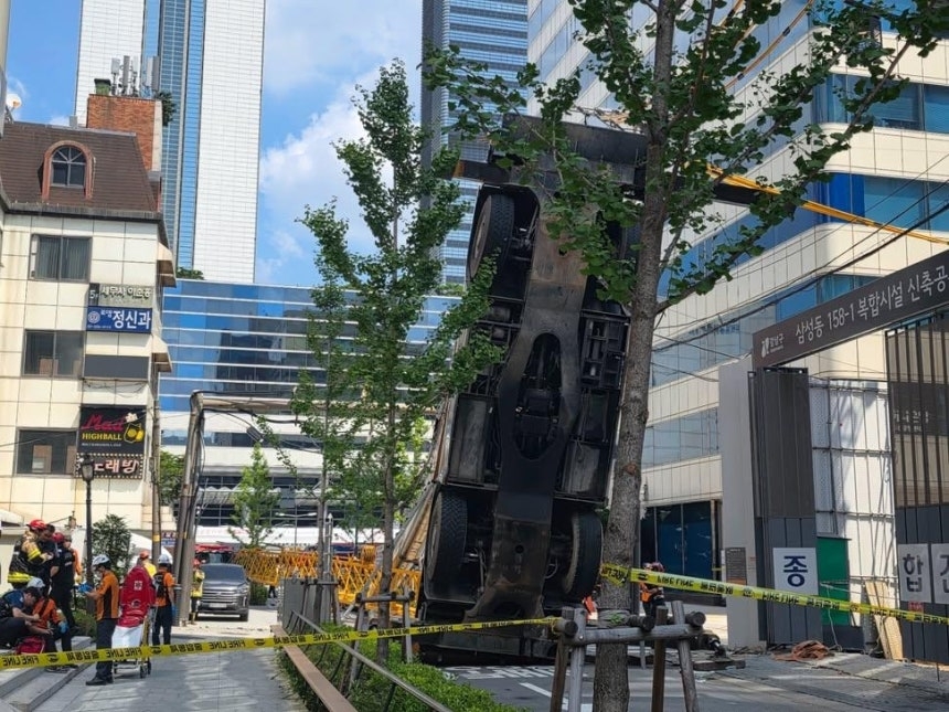 강남 건설 현장서 대형 크레인 넘어져…인근 한때 정전 | 문화일보