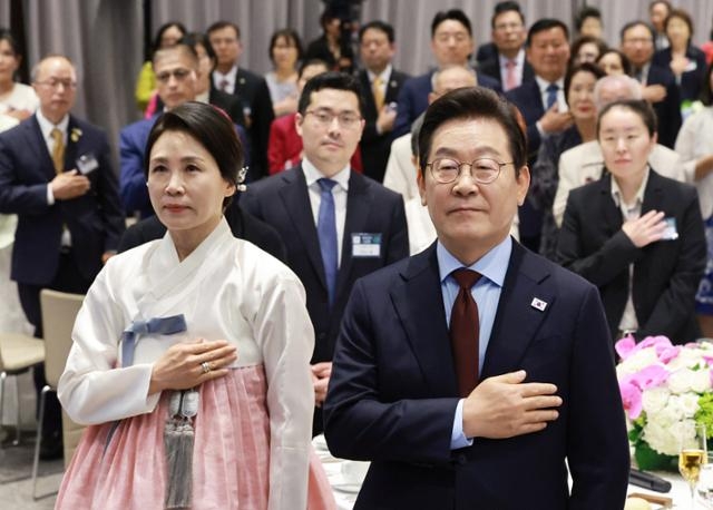 김혜경 ‘조용한 내조 외교’… 美 의회도서관 한국계 직원 격려 | 문화일보