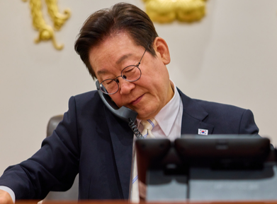 [속보]다시 꺾인 李지지율 ‘잘한다’ 54.5% ‘잘못한다’ 41.1%-리얼미터 | 문화일보