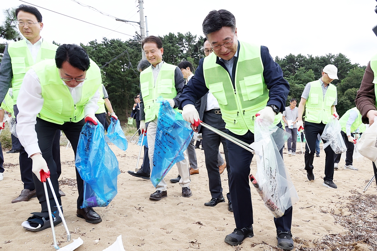 윤호중 행안장관 화성 궁평항으로…‘대한민국 새단장 캠페인’ 돌입 | 문화일보