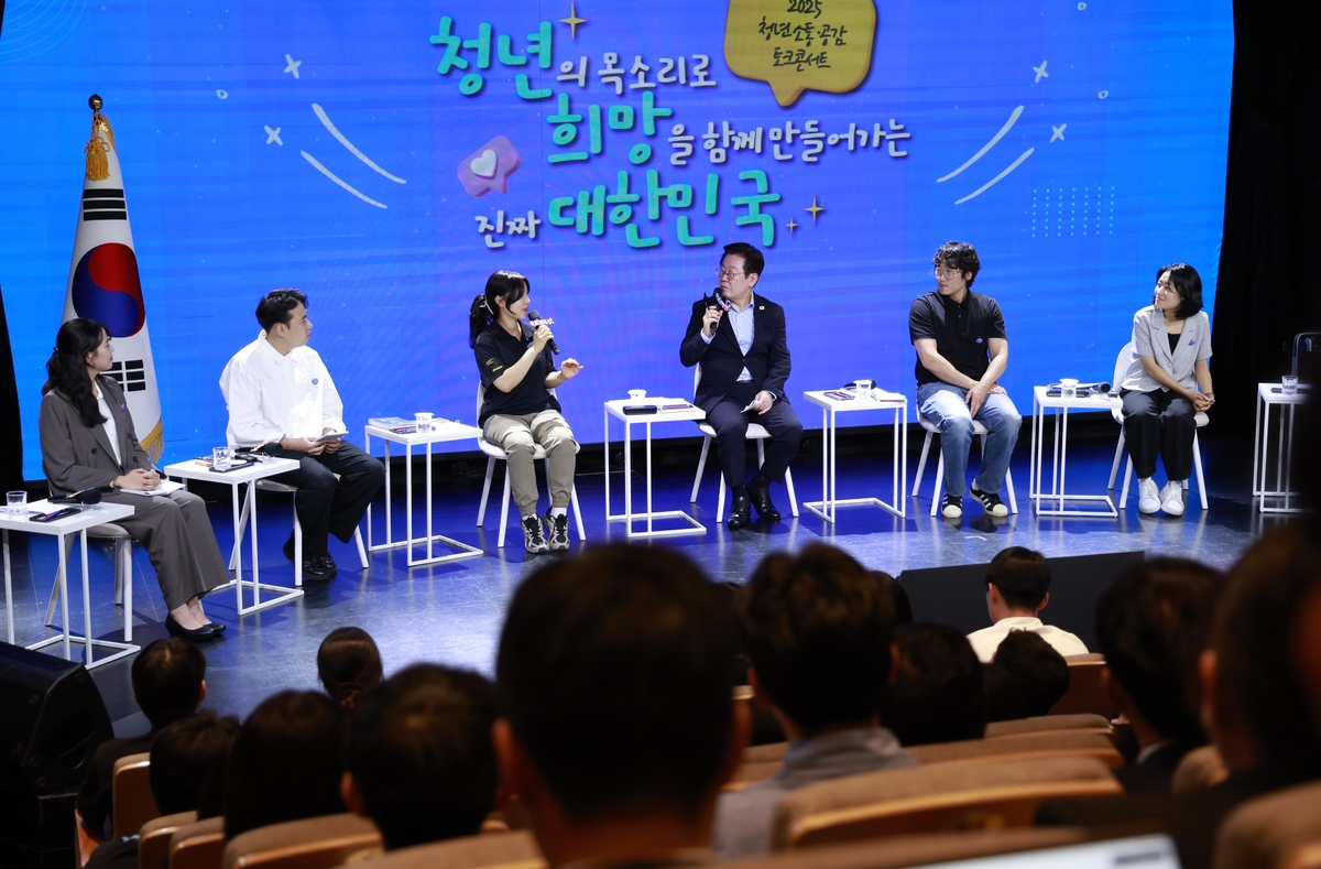 ‘허니문 없다!’···벌써 대통령에 등 돌린 20대男…과반이 직무 평가 부정 | 문화일보