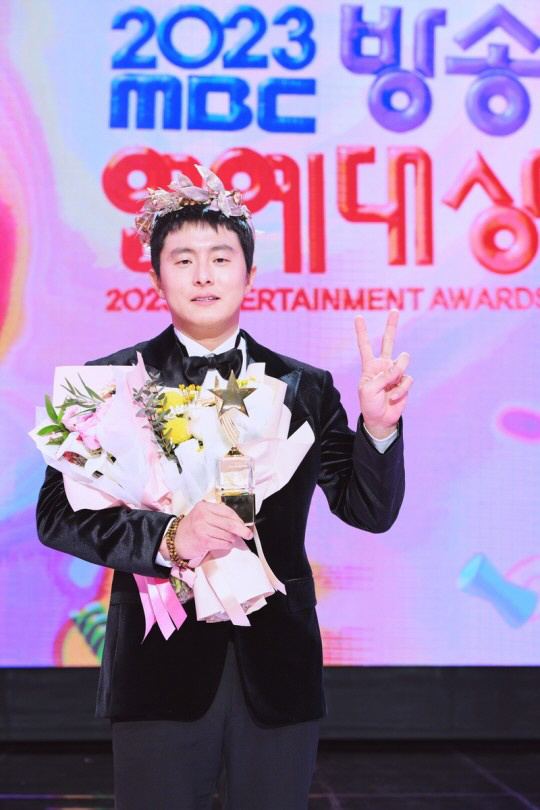 "엄마 대상 받았어" 기안84, ‘非연예인 최초’ MBC 연예대상 수상