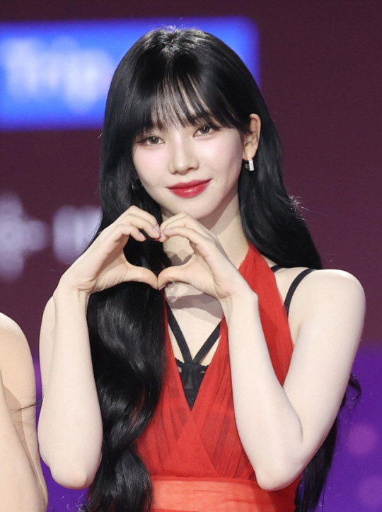 “비굴한 사과문”...열애 인정한 카리나 ‘사과문’ 꼬집은 BBC