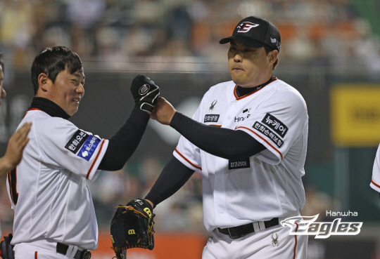 한화 류현진, 드디어 KBO 100승 정복…"다음 목표는 한미 200승 도전"