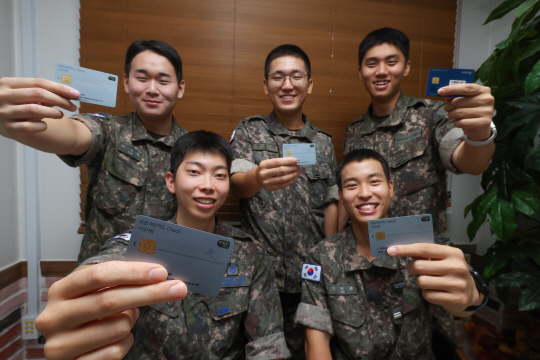 병사들 봉급 사용처 2위는 PX,1위는?…"적금 붓는 재미에 푹 빠진 MZ세대 병사들" | 문화일보