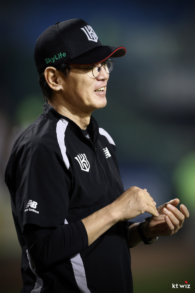 푹쉰 LG · 숨가쁜 KT… 염경엽-이강철 머리 싸움에 달렸다 | 문화일보