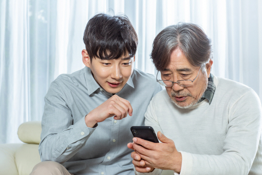 "아버지 유튜브 좀 그만 보세요" 서울 노년 62% 유튜브 시청