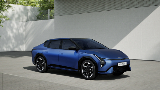 기아, 첫 전동화 세단 'EV4' 공개…한 번 충전으로 533㎞ 달린다