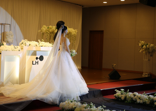 LH 진주 본사 사옥서 첫 일반인 결혼식
